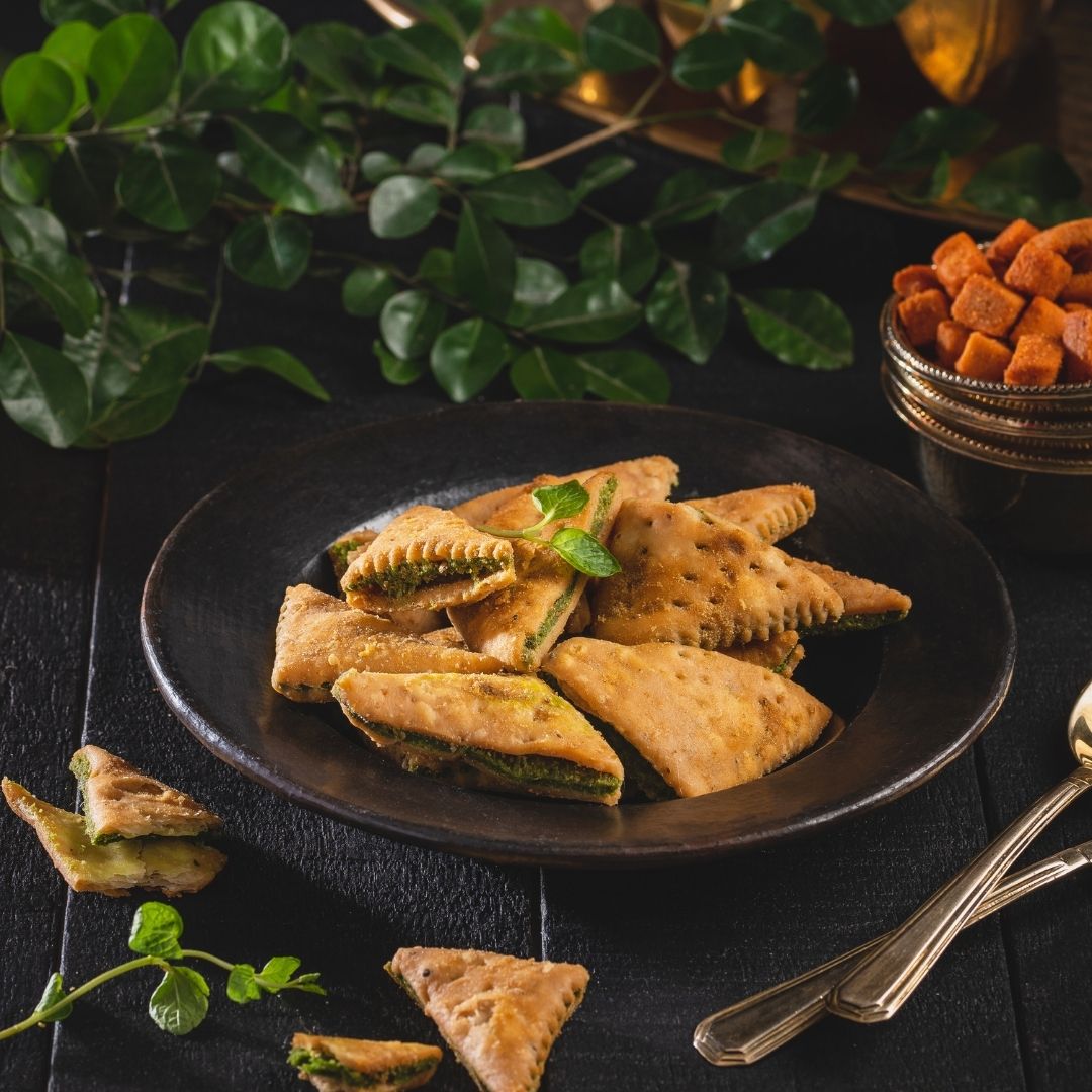 Order Pudina Sandwich Matthi: Minty Layers of Crispy Delight by Shakkr